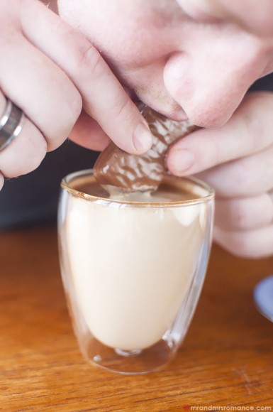 How to Do a Perfect Tim Tam Slam – Mr and Mrs RomanceMr and Mrs Romance