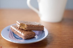 How to Do a Perfect Tim Tam Slam – Mr and Mrs RomanceMr and Mrs Romance